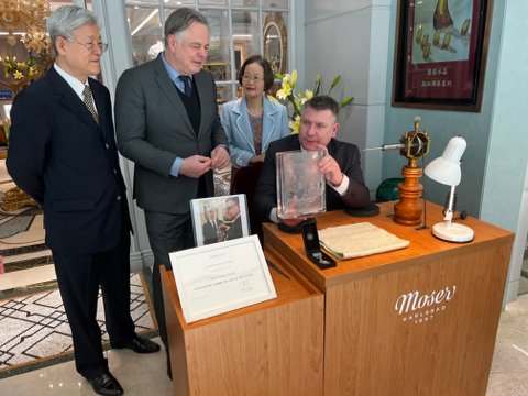 The Ambassador visited a demonstration of the Moser glass engraving art ...