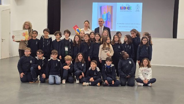 Entrega solene de diplomas às crianças do Colégio Valsassina pela ...